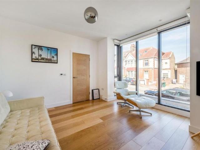 4 bedroom detached house to rent