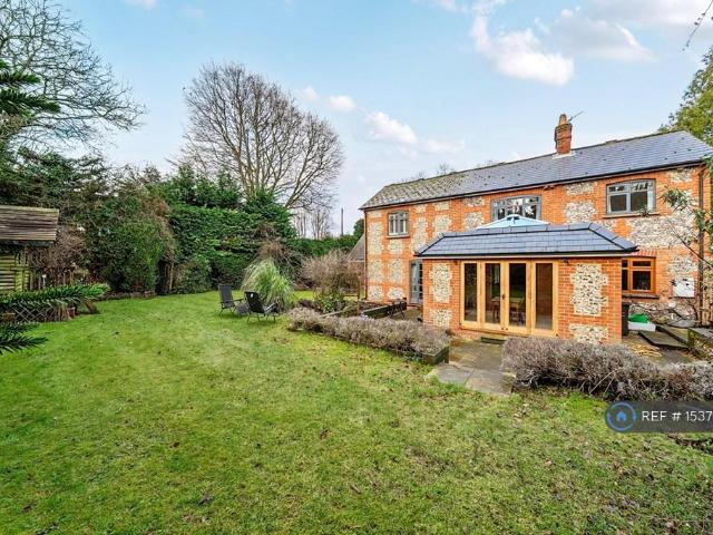 4 bedroom detached house to rent