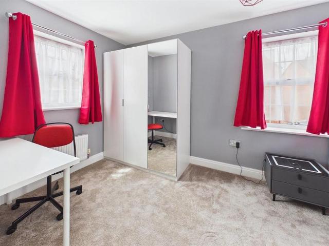 4 bedroom detached house to rent