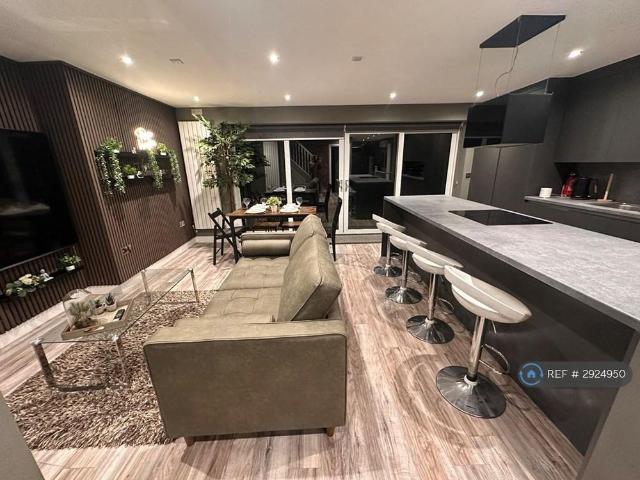 4 bedroom detached house to rent