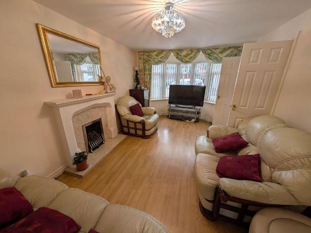 4 bedroom detached house to rent