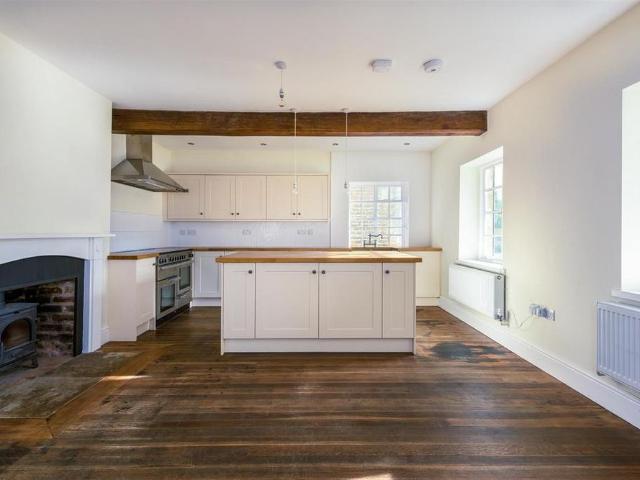 4 bedroom detached house to rent