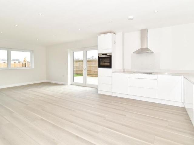 4 bedroom detached house to rent