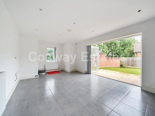 4 bedroom detached house to rent