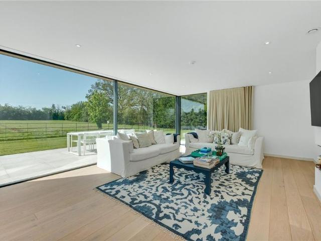 4 bedroom detached house to rent