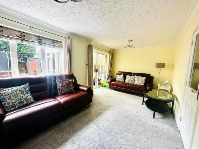 4 bedroom detached house to rent
