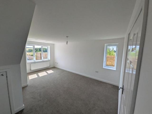 4 bedroom detached house to rent