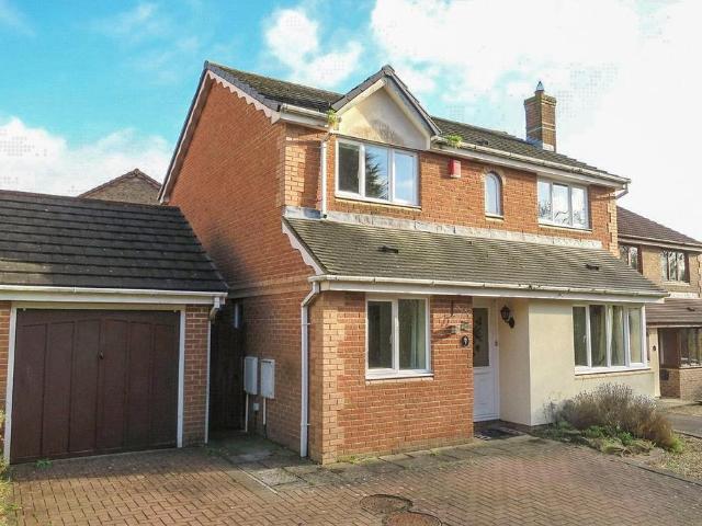 4 bedroom detached house to rent