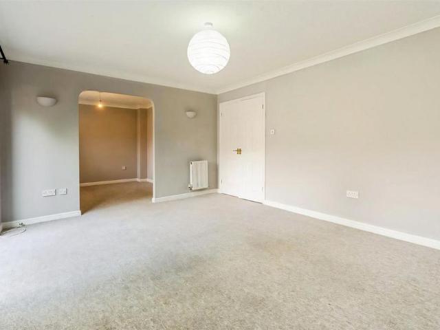 4 bedroom detached house to rent