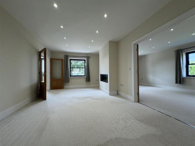 4 bedroom detached house to rent