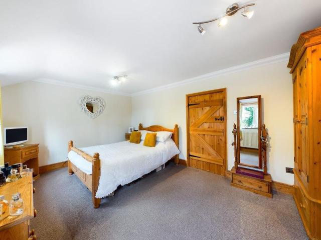 4 bedroom detached house to rent