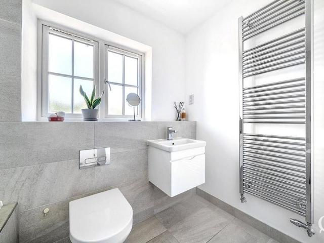 4 bedroom detached house to rent