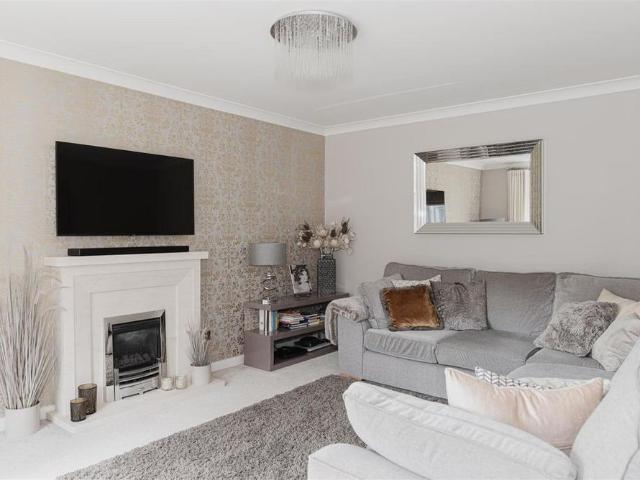 4 bedroom detached house to rent