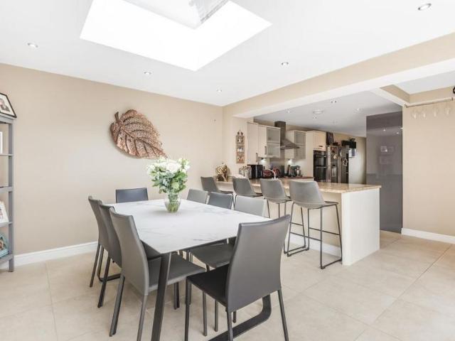 4 bedroom detached house to rent