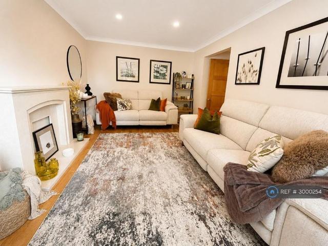 4 bedroom detached house to rent