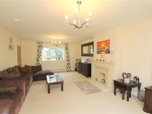 4 bedroom detached house to rent