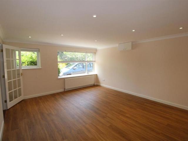 4 bedroom detached house to rent