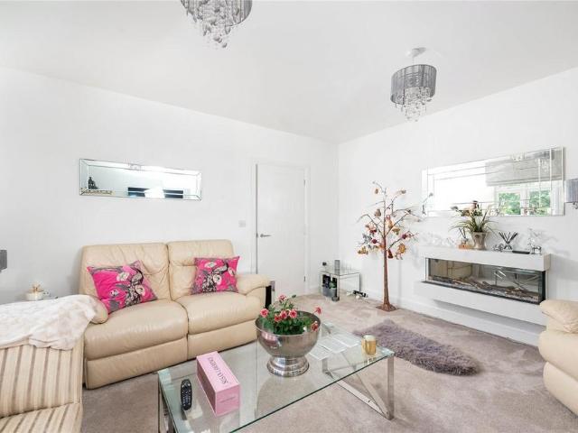 4 bedroom detached house to rent