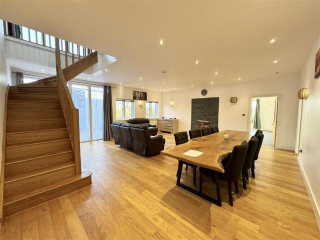 4 bedroom detached house to rent