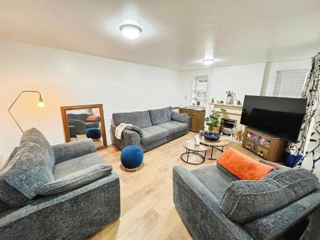 4 bedroom detached house to rent