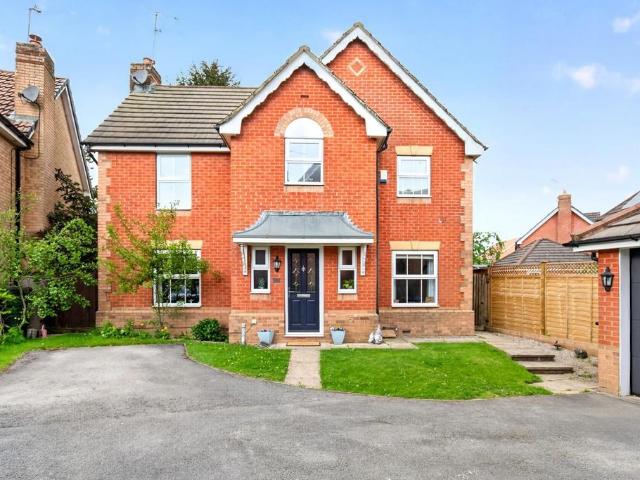4 bedroom detached house to rent