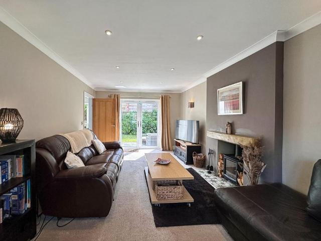 4 bedroom detached house to rent