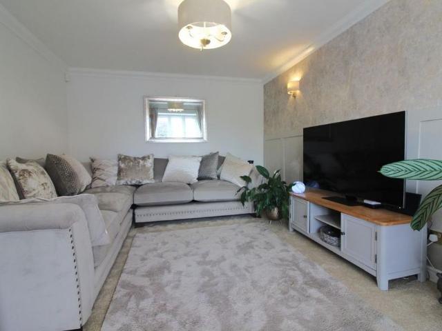 4 bedroom detached house to rent