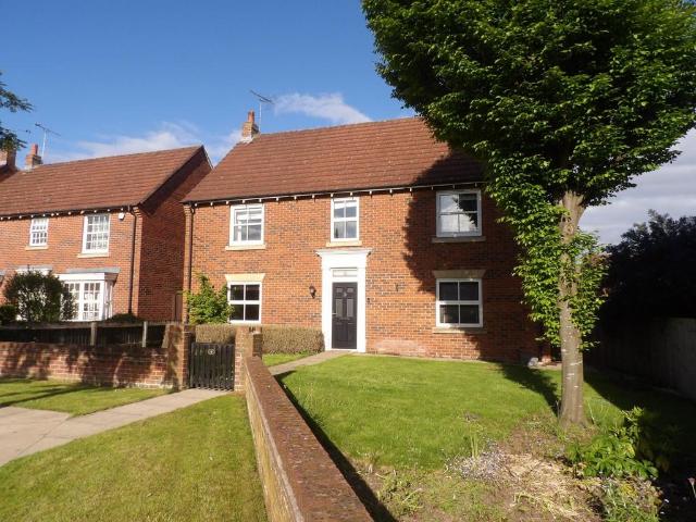 4 bedroom detached house to rent