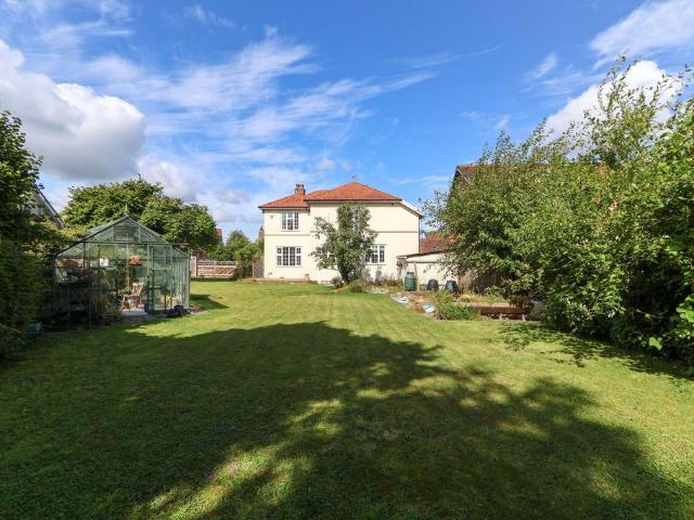 4 bedroom detached house to rent