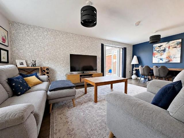 4 bedroom detached house to rent