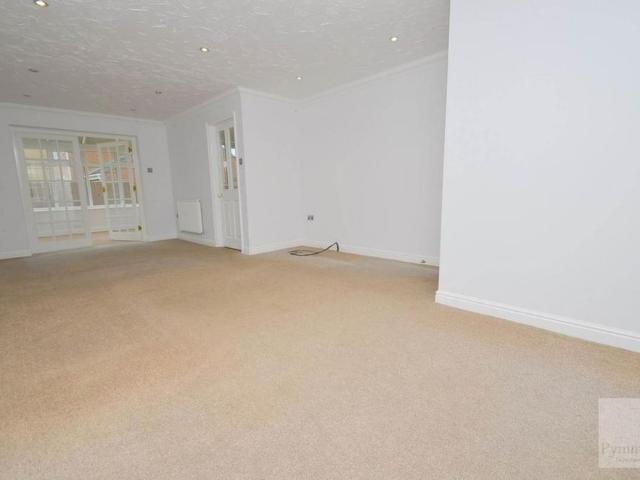 4 bedroom detached house to rent