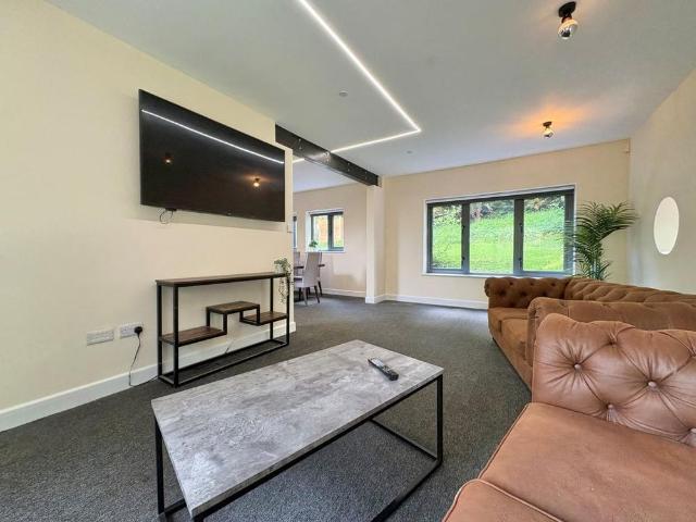 4 bedroom detached house to rent
