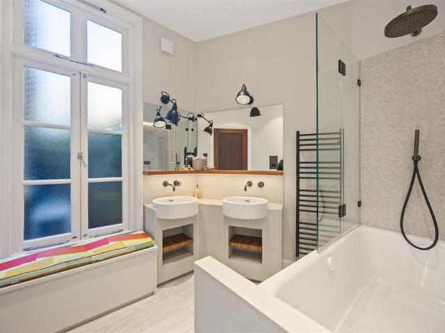 4 bedroom detached house to rent