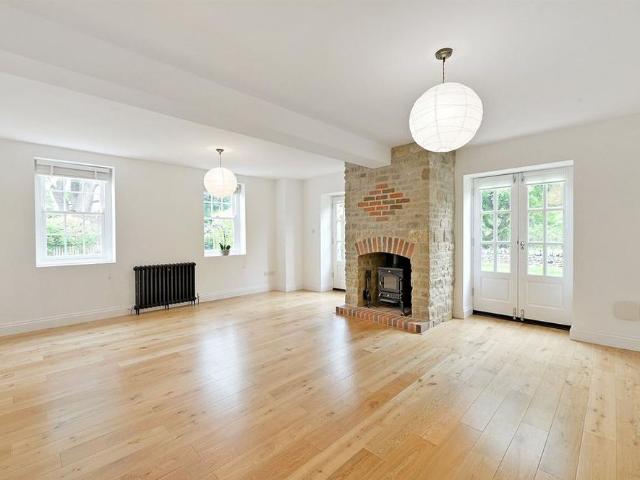 4 bedroom detached house to rent