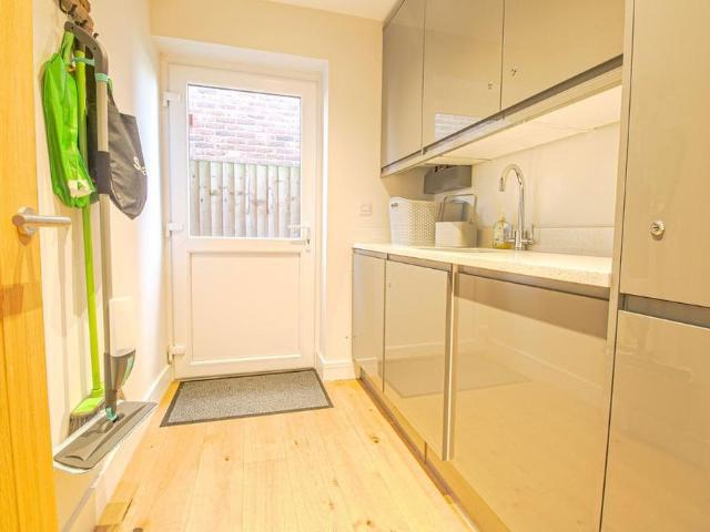 4 bedroom detached house to rent