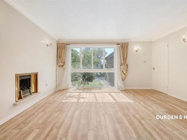 4 bedroom detached house to rent