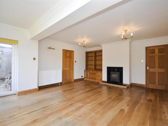4 bedroom detached house to rent