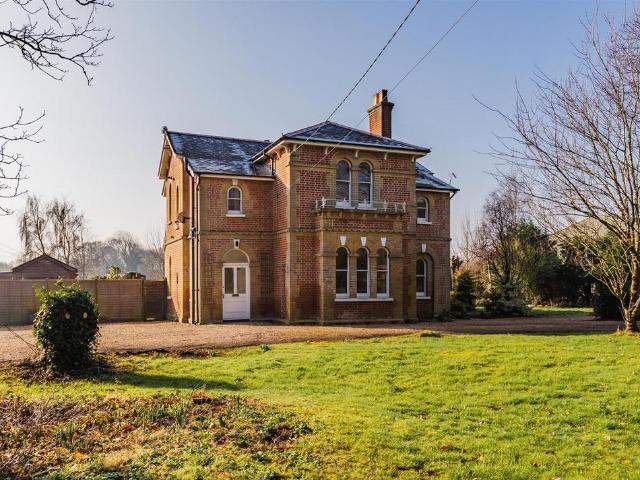 4 bedroom detached house to rent