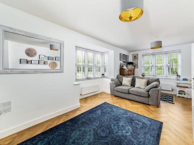 4 bedroom detached house to rent