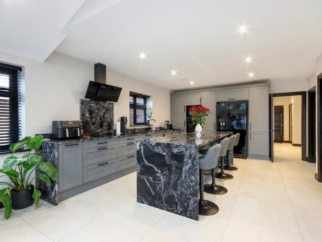 4 bedroom detached house to rent