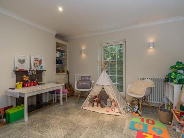4 bedroom detached house to rent