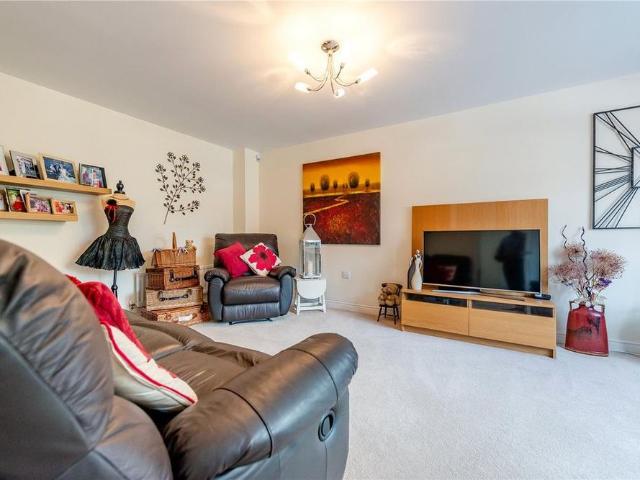 4 bedroom detached house to rent