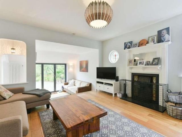 4 bedroom detached house to rent