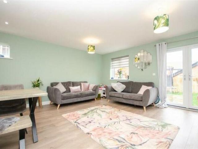 4 bedroom detached house to rent