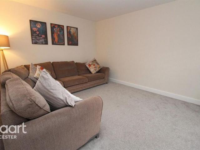 4 bedroom detached house to rent