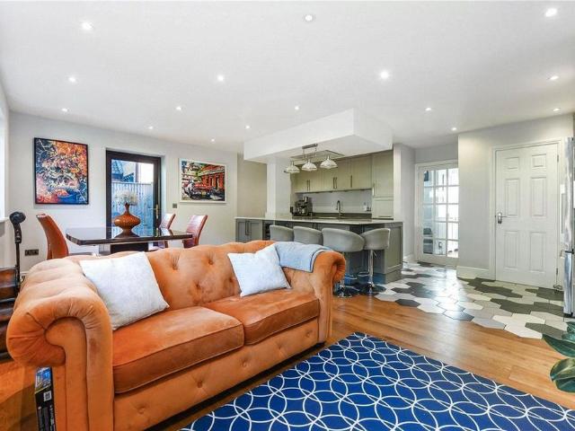 4 bedroom detached house to rent