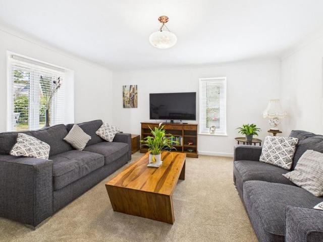4 bedroom detached house to rent