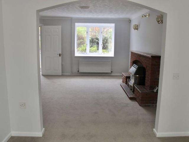 4 bedroom detached house to rent