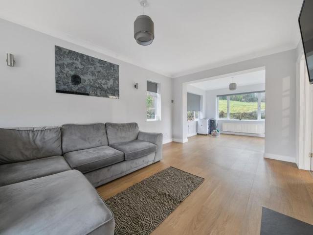 4 bedroom detached house to rent