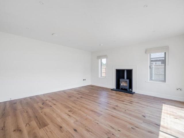 4 bedroom detached house to rent